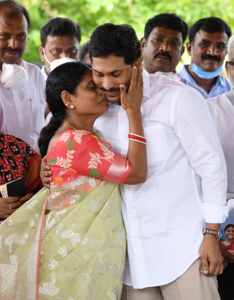 వైఎస్ఆర్‌కు, కుటుంబసభ్యుల ఘన నివాళి ys rajasekhara reddy | Ap Cm Ys ...