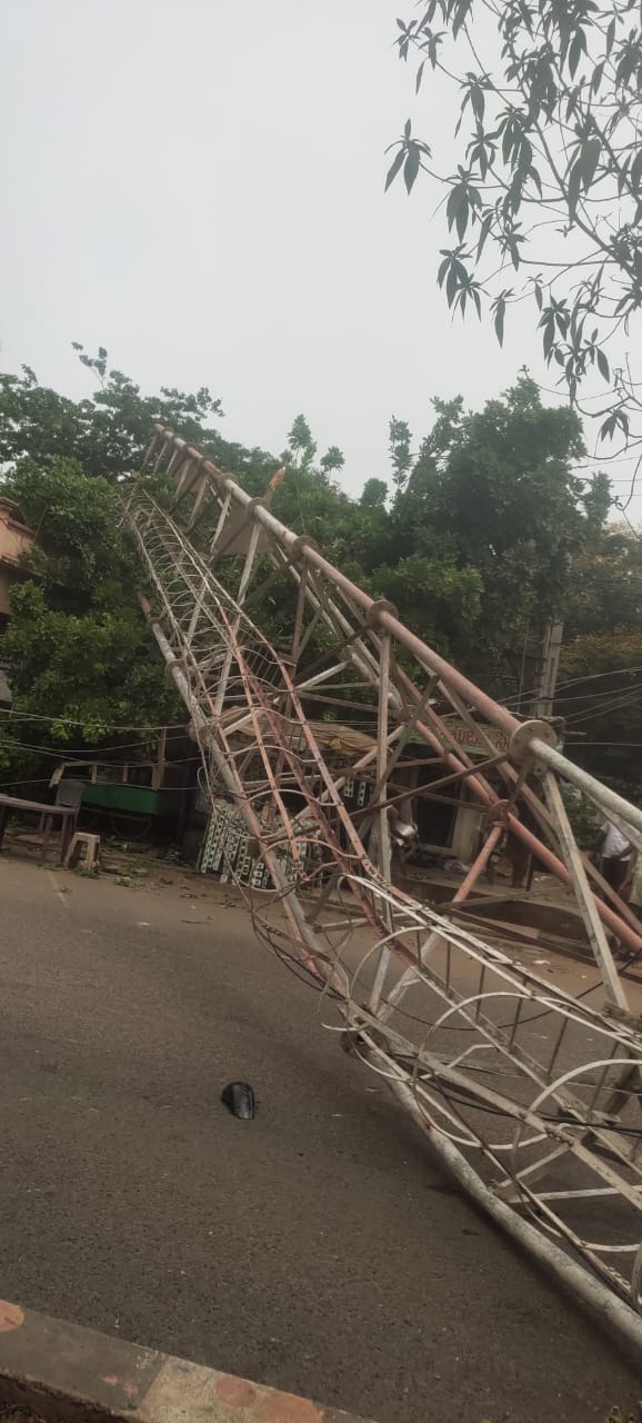 cell phone tower collapse : సెల్ ఫోన్ టవర్ కూలి ఒకరు మృతి, మరోకరి ...