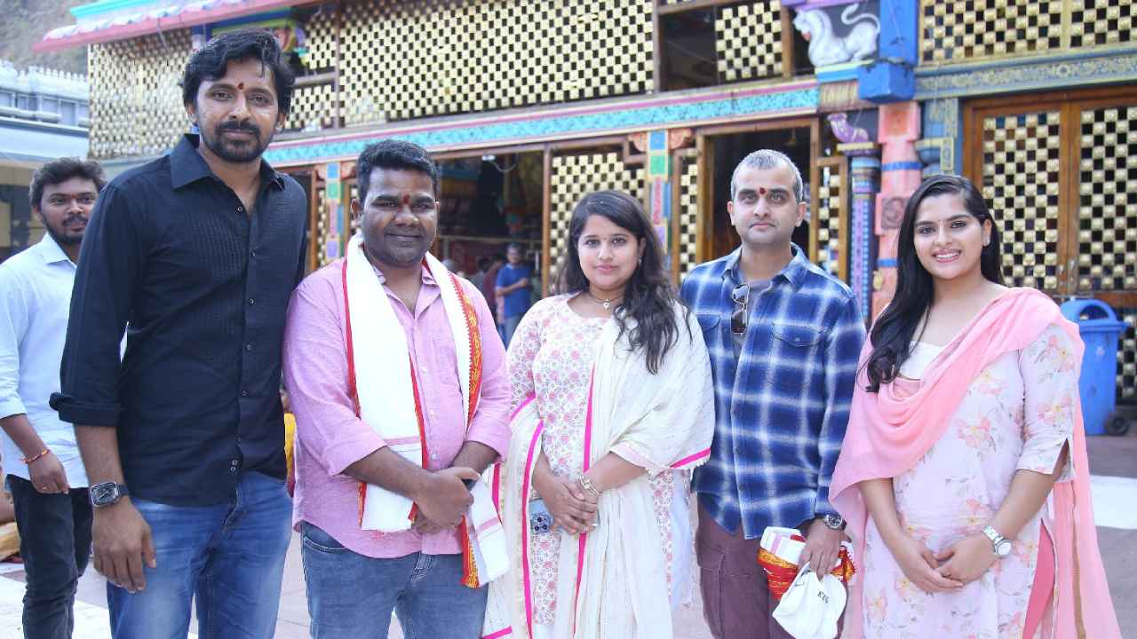 Balagam movie unit : విజయవాడ దుర్గమ్మ సన్నిధిలో బలగం చిత్ర యూనిట్ ...